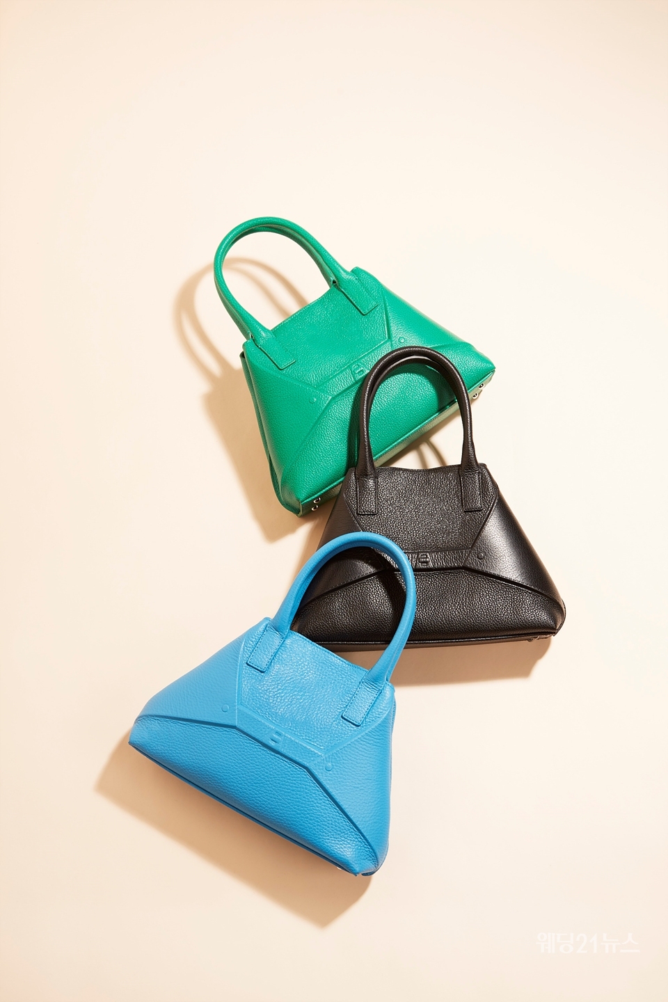 AKRIS에서 선보이는 리틀 사이즈의 아이콘 백