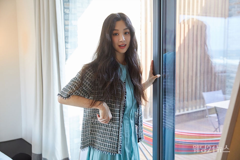 ‘봄을 닮은 미모’ 정려원, SJSJ와 함께한 ‘Oh Tomorrow’ MV