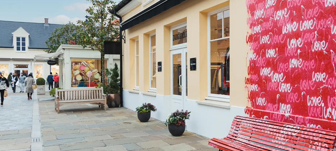 발렌타이데이 맞아 로맨틱한 무드로 변신한 파리 라발레 빌리지