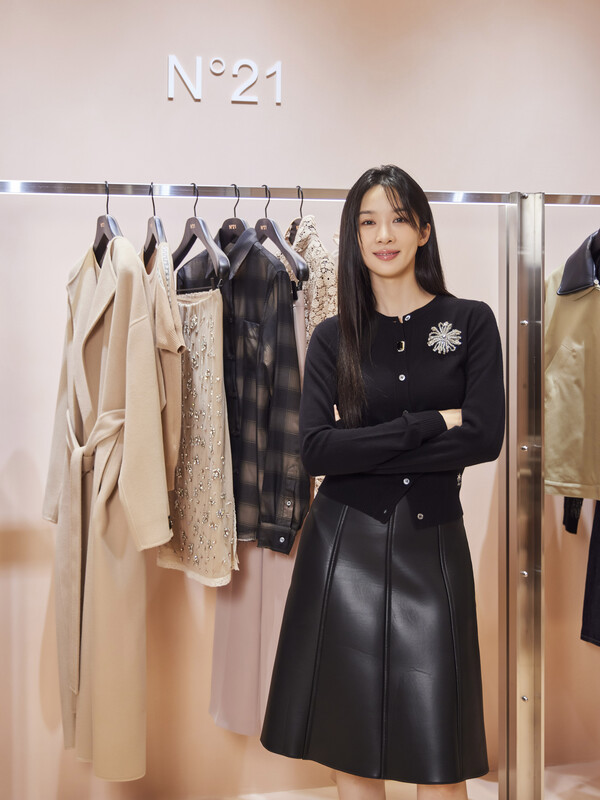 블랙 셋업으로 우아한 분위기 연출한 이청아, N21 현대백화점 무역센터점 매장 방문!