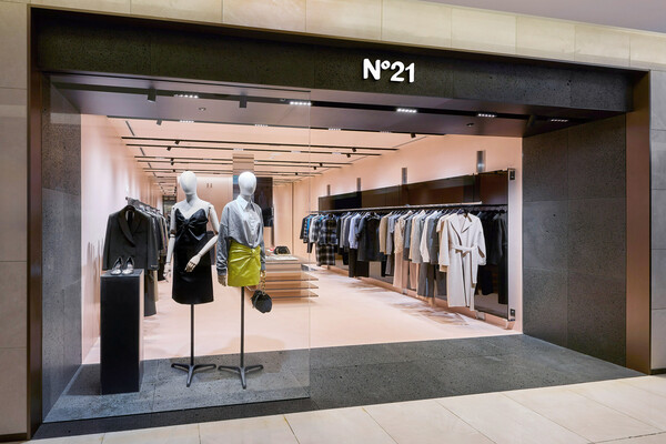 블랙 셋업으로 우아한 분위기 연출한 이청아, N21 현대백화점 무역센터점 매장 방문!