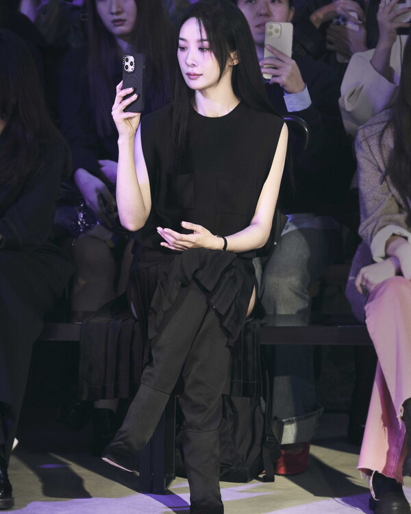 이청아, N21(넘버투애니원) 블랙 원피스로 시크함 절정 찍은 쇼 참석 룩