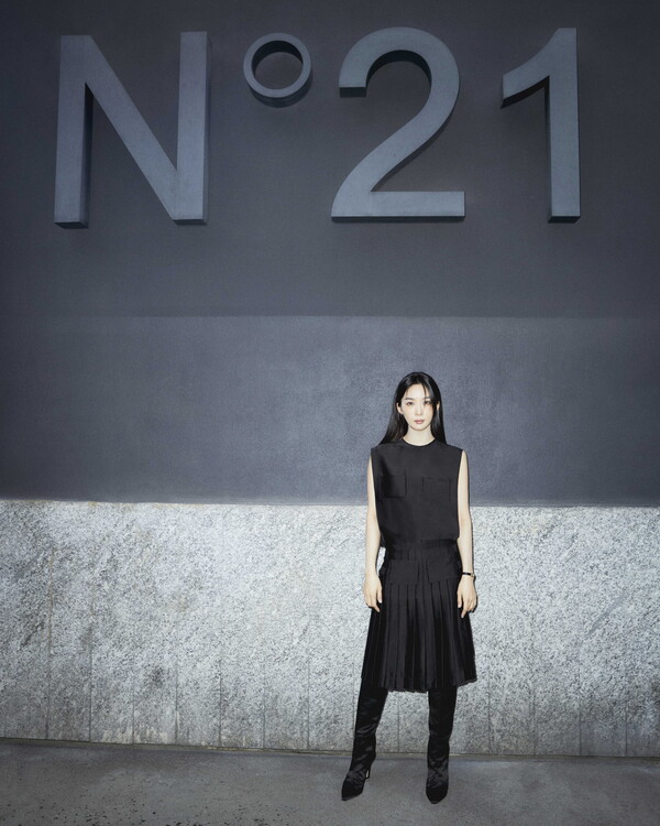 이청아, N21(넘버투애니원) 블랙 원피스로 시크함 절정 찍은 쇼 참석 룩