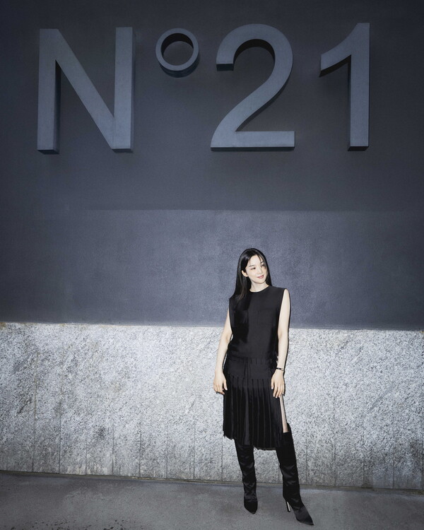 이청아, N21(넘버투애니원) 블랙 원피스로 시크함 절정 찍은 쇼 참석 룩