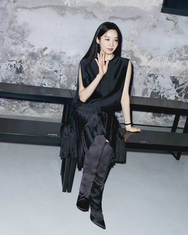 이청아, N21(넘버투애니원) 블랙 원피스로 시크함 절정 찍은 쇼 참석 룩